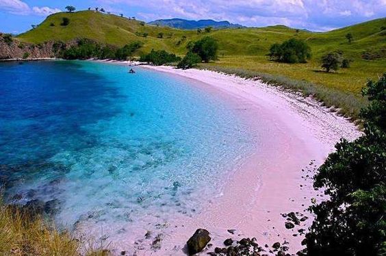 5 Pantai Unik di Indonesia yang Wajib Kamu Kunjungi